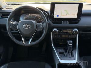 Balts Toyota RAV4 2024 Liepāja, ar dzinēja tilpumu 2.50 L un nobraukumu 43 tūkst. km par 33900 €, foto 13 vietnē AUTOMOTO.COM.LV