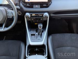 Balts Toyota RAV4 2024 Liepāja, ar dzinēja tilpumu 2.50 L un nobraukumu 43 tūkst. km par 33900 €, foto 17 vietnē AUTOMOTO.COM.LV