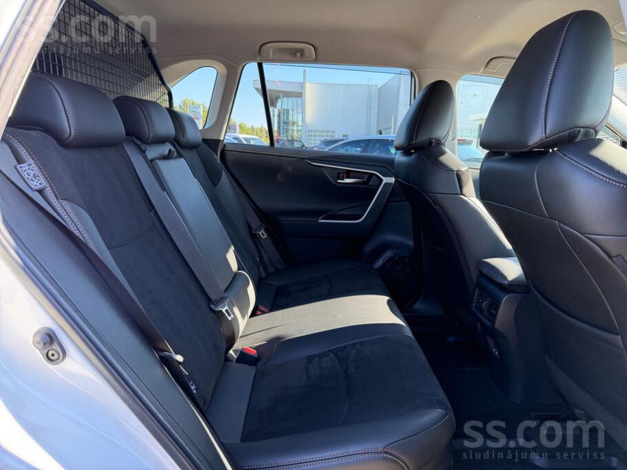 Balts Toyota RAV4 2024 Liepāja, ar dzinēja tilpumu 2.50 L un nobraukumu 43 tūkst. km par 33900 €, foto 19 vietnē AUTOMOTO.COM.LV