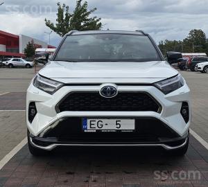 White Toyota RAV4 2024 in Riga, with an engine capacity of 2.50 L and mileage of 135 thousand km for 37900 €, photo 3 on AUTOMOTO.COM.LV