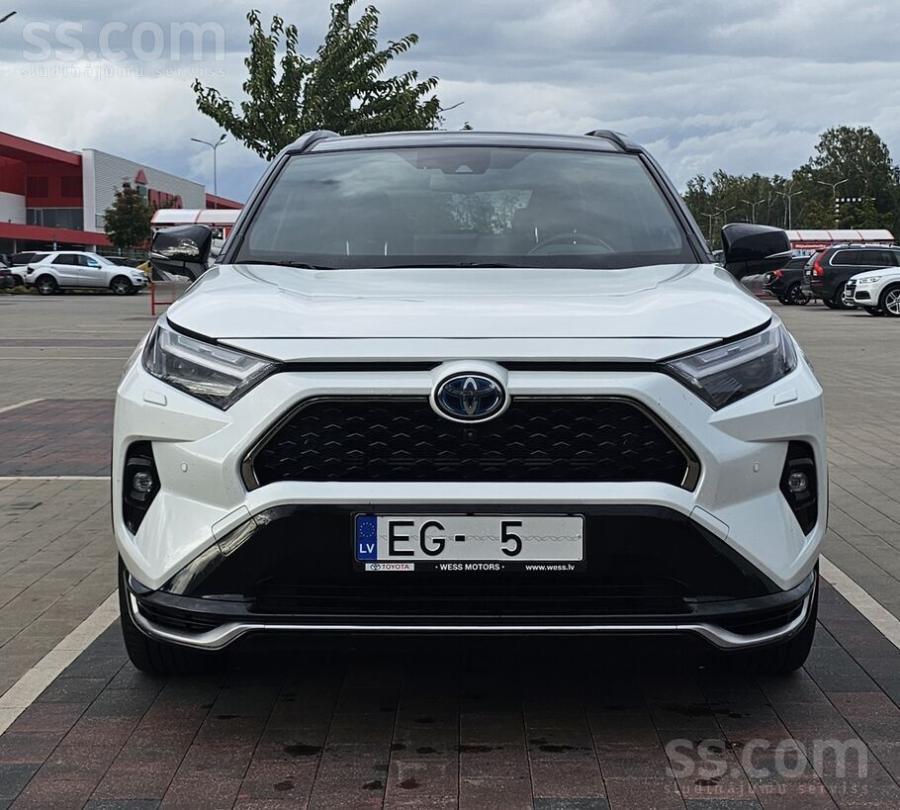 White Toyota RAV4 2024 in Riga, with an engine capacity of 2.50 L and mileage of 135 thousand km for 37900 €, photo 3 on AUTOMOTO.COM.LV