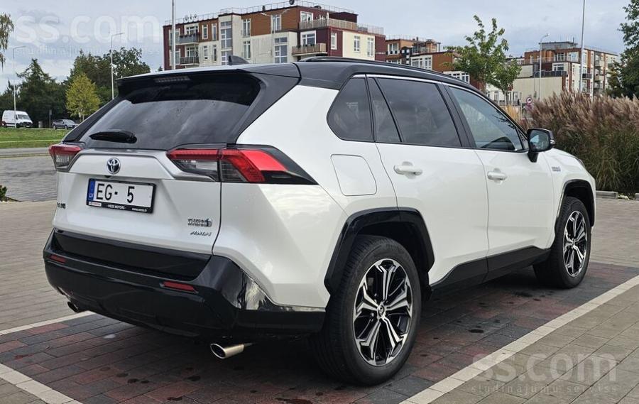 White Toyota RAV4 2024 in Riga, with an engine capacity of 2.50 L and mileage of 135 thousand km for 37900 €, photo 4 on AUTOMOTO.COM.LV