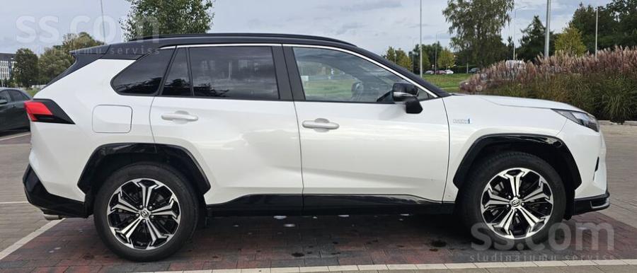 White Toyota RAV4 2024 in Riga, with an engine capacity of 2.50 L and mileage of 135 thousand km for 37900 €, photo 24 on AUTOMOTO.COM.LV