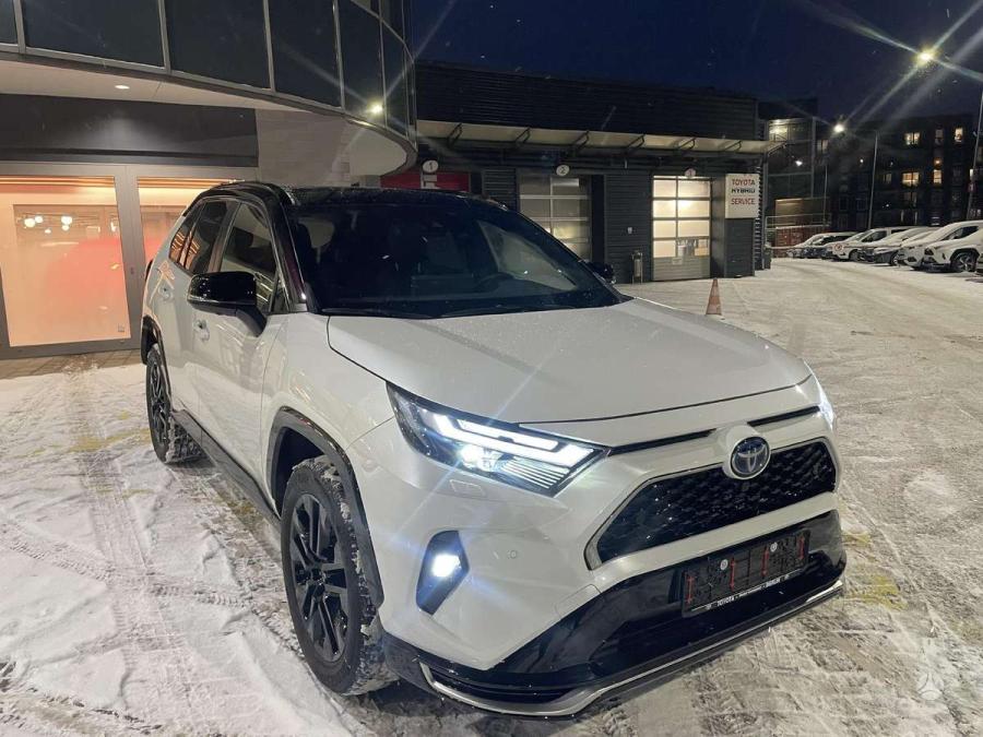 White Toyota RAV4 2025 in Vilnius, with an engine capacity of 2.50 L and mileage of 800 thousand km for 42900 €, photo 4 on AUTOMOTO.COM.LV