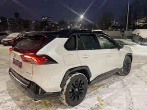 White Toyota RAV4 2025 in Vilnius, with an engine capacity of 2.50 L and mileage of 800 thousand km for 42900 €, photo 5 on AUTOMOTO.COM.LV