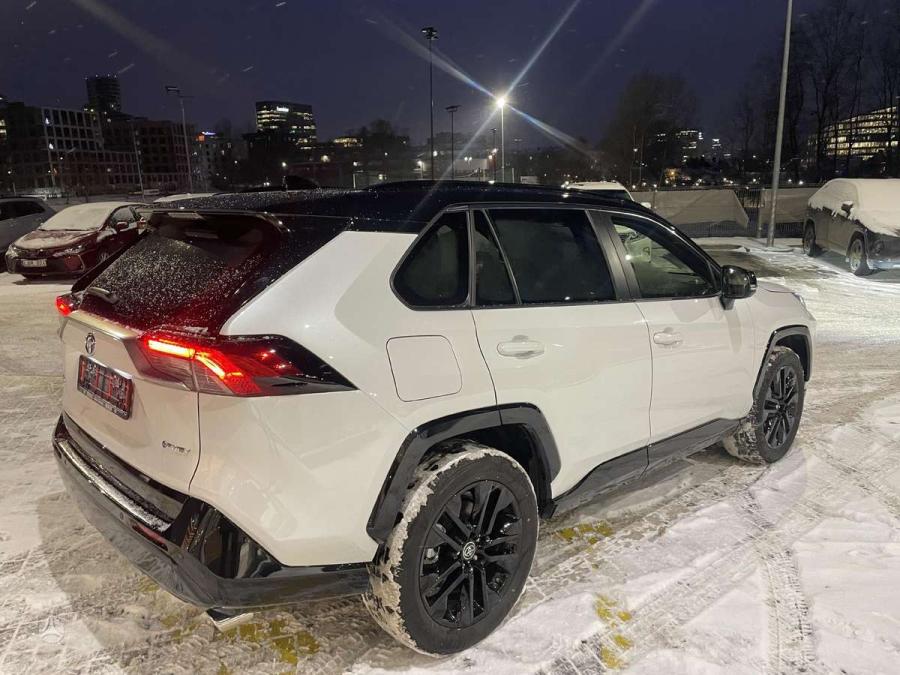White Toyota RAV4 2025 in Vilnius, with an engine capacity of 2.50 L and mileage of 800 thousand km for 42900 €, photo 5 on AUTOMOTO.COM.LV