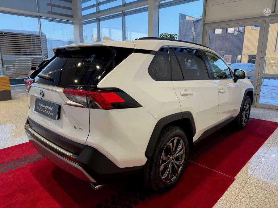 Balts Toyota RAV4 2025 Šauļi, ar dzinēja tilpumu 2.49 L un nobraukumu 15 tūkst. km par 37500 €, foto 4 vietnē AUTOMOTO.COM.LV