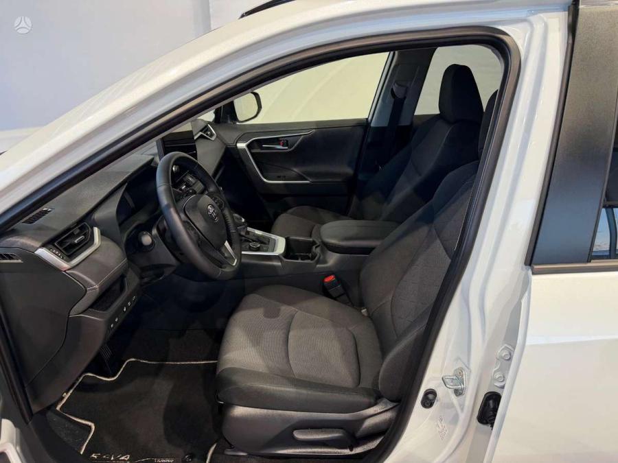 Balts Toyota RAV4 2025 Šauļi, ar dzinēja tilpumu 2.49 L un nobraukumu 15 tūkst. km par 37500 €, foto 6 vietnē AUTOMOTO.COM.LV