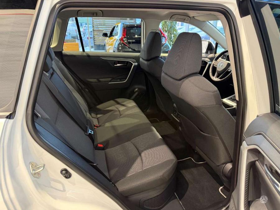 Balts Toyota RAV4 2025 Šauļi, ar dzinēja tilpumu 2.49 L un nobraukumu 15 tūkst. km par 37500 €, foto 8 vietnē AUTOMOTO.COM.LV