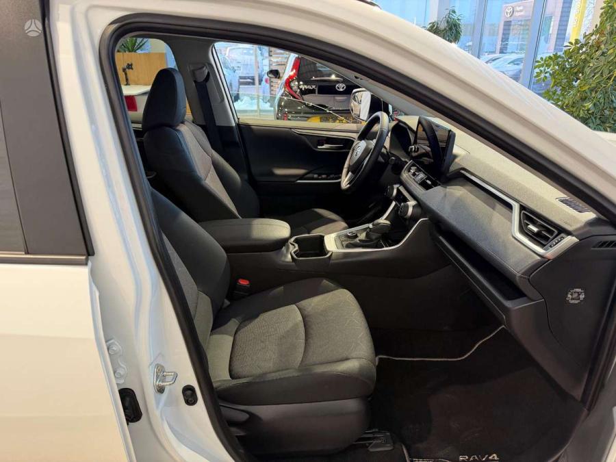 Balts Toyota RAV4 2025 Šauļi, ar dzinēja tilpumu 2.49 L un nobraukumu 15 tūkst. km par 37500 €, foto 9 vietnē AUTOMOTO.COM.LV