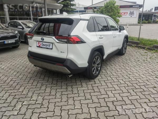 White Toyota RAV4 2025 in Riga, with an engine capacity of 2.50 L and mileage of 12 thousand km for 34450 €, photo 4 on AUTOMOTO.COM.LV
