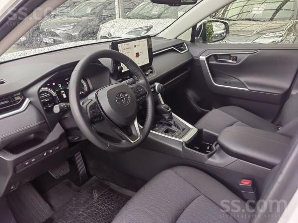 White Toyota RAV4 2025 in Riga, with an engine capacity of 2.50 L and mileage of 12 thousand km for 34450 €, photo 5 on AUTOMOTO.COM.LV