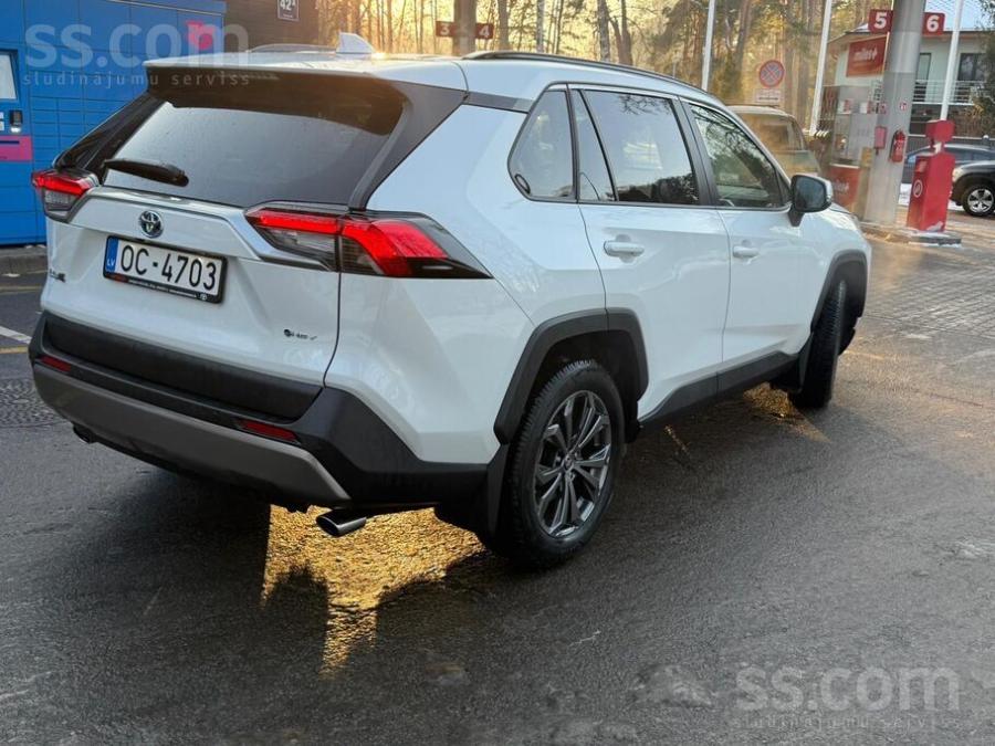 Белый Тойота РАВ 4 2025 в Рига, объемом двигателя 2.50 л и пробегом 40 тыс. км за 37350 €, фото 3 на AUTOMOTO.COM.LV