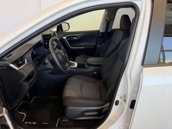 White Toyota RAV4 2025 in Siauliai, with an engine capacity of 2.49 L and mileage of 16 thousand km for 37900 €, photo 6 on AUTOMOTO.COM.LV