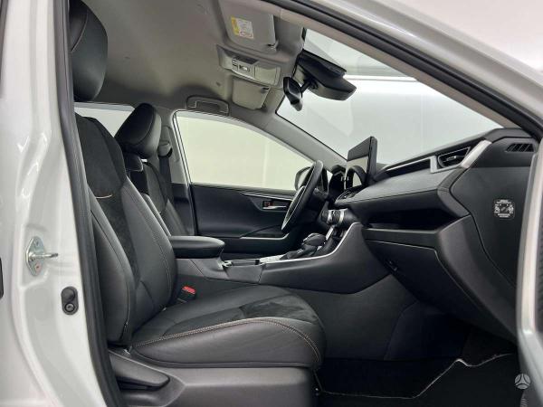 White Toyota RAV4 2025 in Vilnius, with an engine capacity of 2.49 L and mileage of 30 thousand km for 40900 €, photo 6 on AUTOMOTO.COM.LV
