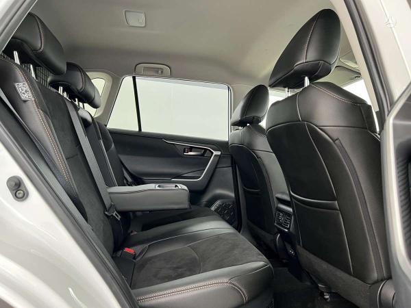 White Toyota RAV4 2025 in Vilnius, with an engine capacity of 2.49 L and mileage of 30 thousand km for 40900 €, photo 7 on AUTOMOTO.COM.LV