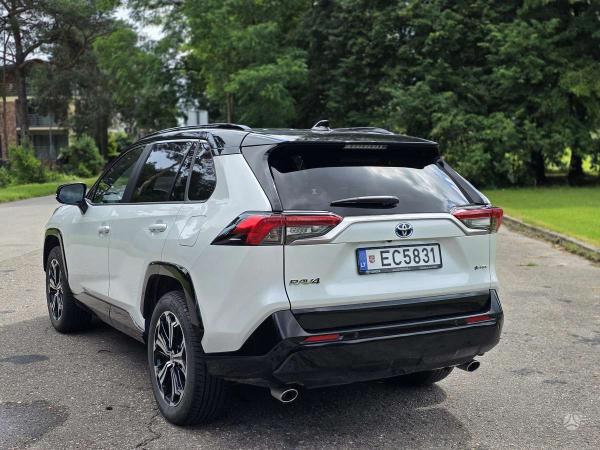 White Toyota RAV4 2025 in Kaunas, with an engine capacity of 2.49 L and mileage of 25 thousand km for 45500 €, photo 4 on AUTOMOTO.COM.LV