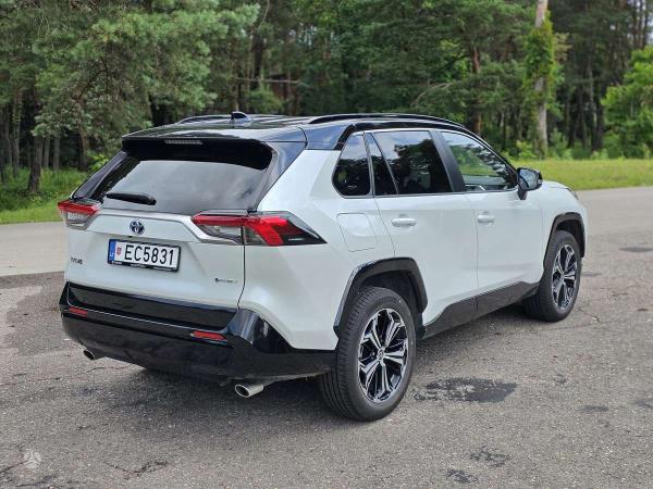 White Toyota RAV4 2025 in Kaunas, with an engine capacity of 2.49 L and mileage of 25 thousand km for 45500 €, photo 6 on AUTOMOTO.COM.LV