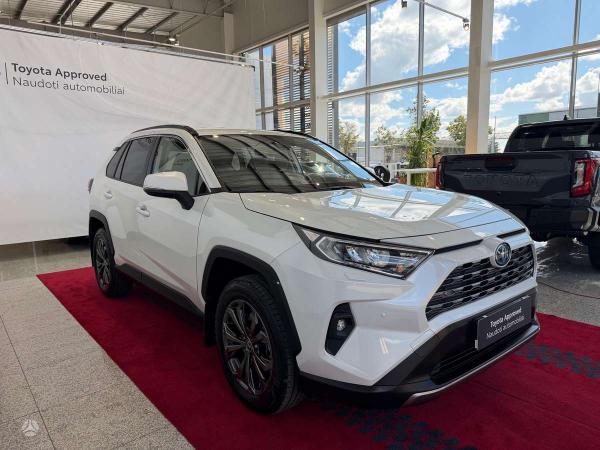 White Toyota RAV4 2025 in Siauliai, with an engine capacity of 2.49 L and mileage of 18 thousand km for 37900 €, photo 3 on AUTOMOTO.COM.LV
