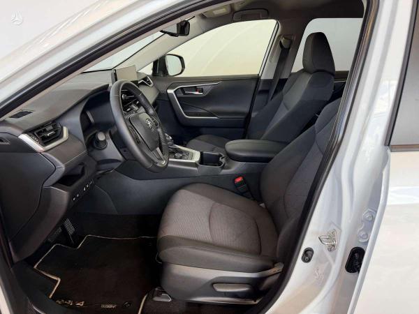 White Toyota RAV4 2025 in Siauliai, with an engine capacity of 2.49 L and mileage of 18 thousand km for 37900 €, photo 8 on AUTOMOTO.COM.LV