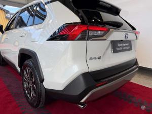 Balts Toyota RAV4 2025 Šauļi, ar dzinēja tilpumu 2.49 L un nobraukumu 18 tūkst. km par 37900 €, foto 38 vietnē AUTOMOTO.COM.LV