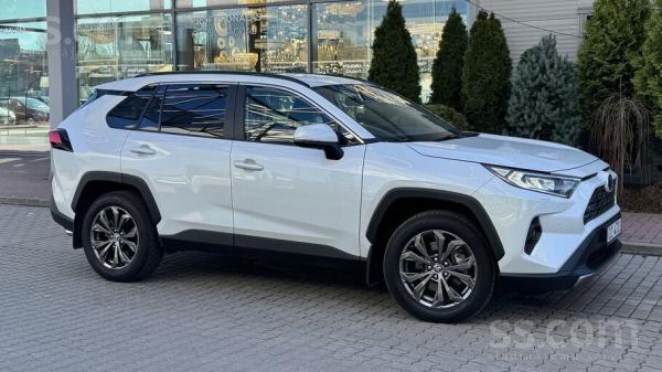 White Toyota RAV4 2025 in Riga, with an engine capacity of 2.50 L and mileage of 55 thousand km for 34500 €, photo 1 on AUTOMOTO.COM.LV