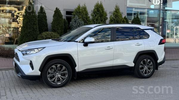 White Toyota RAV4 2025 in Riga, with an engine capacity of 2.50 L and mileage of 55 thousand km for 34500 €, photo 4 on AUTOMOTO.COM.LV