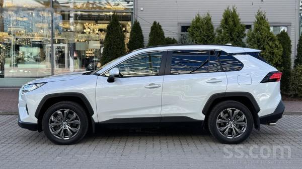 White Toyota RAV4 2025 in Riga, with an engine capacity of 2.50 L and mileage of 55 thousand km for 34500 €, photo 7 on AUTOMOTO.COM.LV