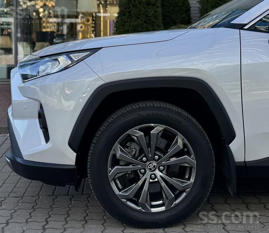 Balts Toyota RAV4 2025 Rīga, ar dzinēja tilpumu 2.50 L un nobraukumu 55 tūkst. km par 34500 €, foto 8 vietnē AUTOMOTO.COM.LV