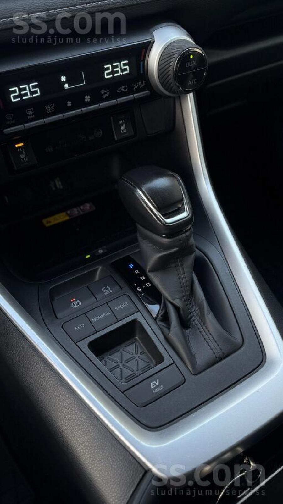 Balts Toyota RAV4 2025 Rīga, ar dzinēja tilpumu 2.50 L un nobraukumu 55 tūkst. km par 34500 €, foto 20 vietnē AUTOMOTO.COM.LV