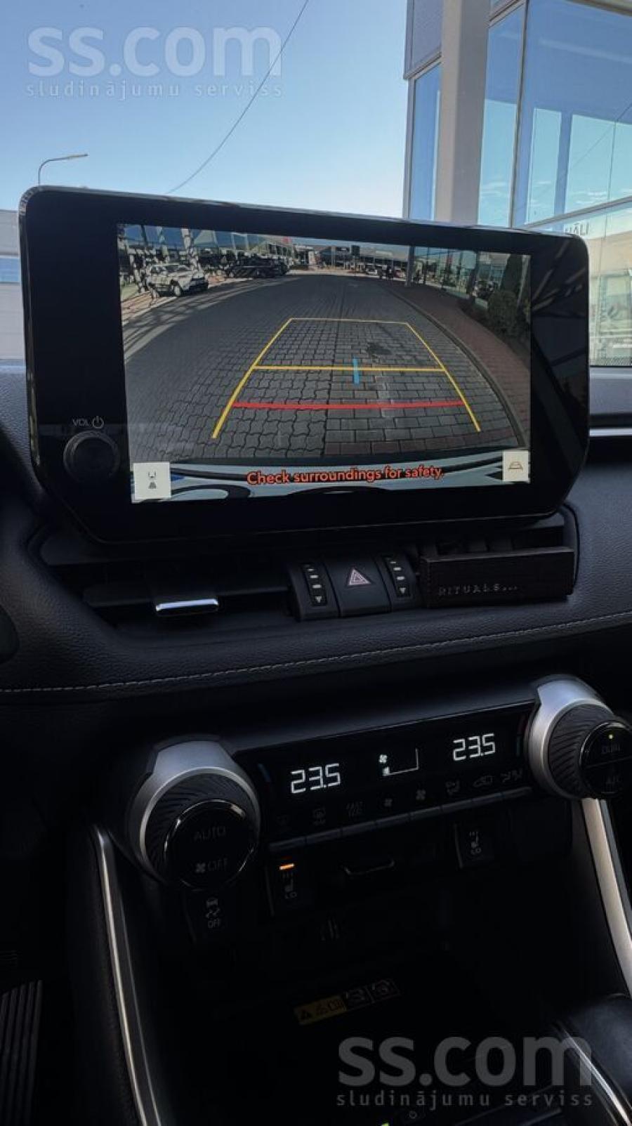 Balts Toyota RAV4 2025 Rīga, ar dzinēja tilpumu 2.50 L un nobraukumu 55 tūkst. km par 34500 €, foto 23 vietnē AUTOMOTO.COM.LV