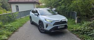 Balts Toyota RAV4 2025 Viļņa, ar dzinēja tilpumu 2.50 L un nobraukumu 39 tūkst. km par 38400 €, foto  vietnē AUTOMOTO.COM.LV
