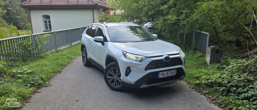White Toyota RAV4 2025 in Vilnius, with an engine capacity of 2.50 L and mileage of 39 thousand km for 38400 €, photo 1 on AUTOMOTO.COM.LV