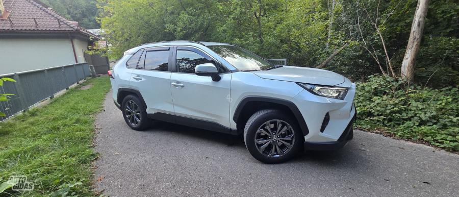 White Toyota RAV4 2025 in Vilnius, with an engine capacity of 2.50 L and mileage of 39 thousand km for 38400 €, photo 3 on AUTOMOTO.COM.LV