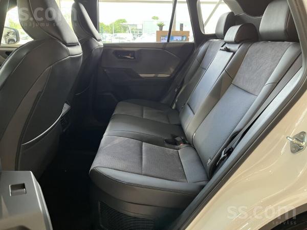 Balts Toyota RAV4 2026 Ventspils, ar dzinēja tilpumu 2.50 L un nobraukumu 10 tūkst. km par 48250 €, foto 6 vietnē AUTOMOTO.COM.LV