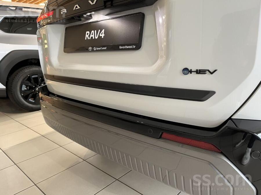 Balts Toyota RAV4 2026 Ventspils, ar dzinēja tilpumu 2.50 L un nobraukumu 10 tūkst. km par 48250 €, foto 31 vietnē AUTOMOTO.COM.LV