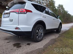 Balts Toyota RAV4 2016 Ventspils, ar dzinēja tilpumu 2.50 L un nobraukumu 233 tūkst. km par 16000 €, foto 6 vietnē AUTOMOTO.COM.LV