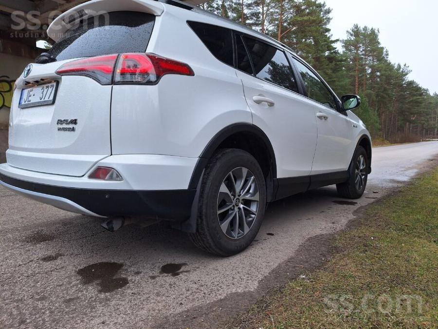 Balts Toyota RAV4 2016 Ventspils, ar dzinēja tilpumu 2.50 L un nobraukumu 233 tūkst. km par 16000 €, foto 6 vietnē AUTOMOTO.COM.LV