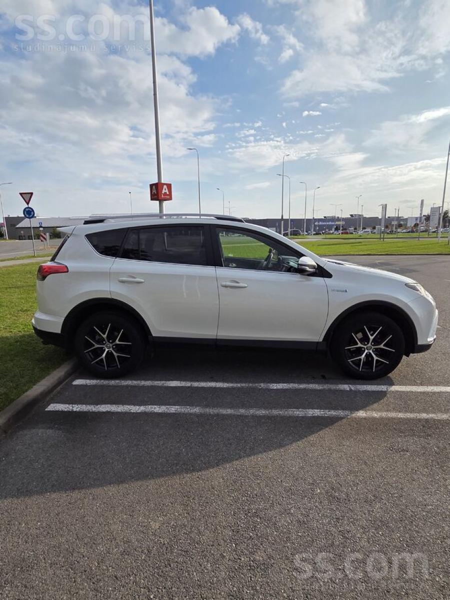 Balts Toyota RAV4 2018 Rīga, ar dzinēja tilpumu 2.50 L un nobraukumu 100 tūkst. km par 25099 €, foto 8 vietnē AUTOMOTO.COM.LV