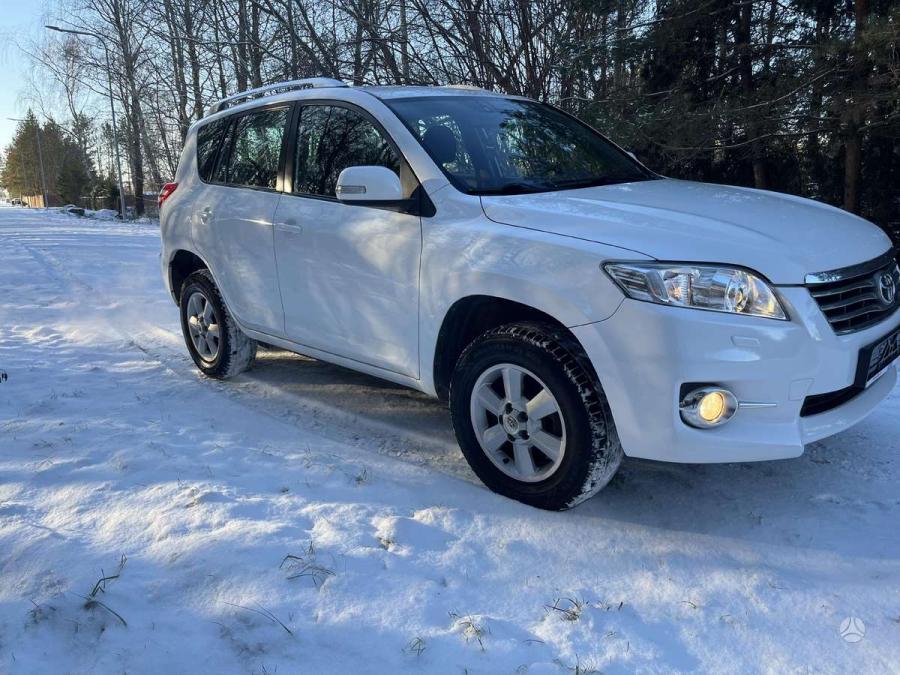 Balts Toyota RAV4 2011 Šauļi, ar dzinēja tilpumu 2.23 L un nobraukumu 320 tūkst. km par 4750 €, foto 3 vietnē AUTOMOTO.COM.LV