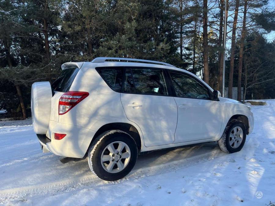Balts Toyota RAV4 2011 Šauļi, ar dzinēja tilpumu 2.23 L un nobraukumu 320 tūkst. km par 4750 €, foto 6 vietnē AUTOMOTO.COM.LV