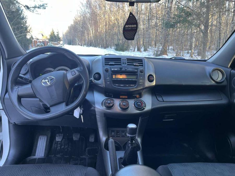 Balts Toyota RAV4 2011 Šauļi, ar dzinēja tilpumu 2.23 L un nobraukumu 320 tūkst. km par 4750 €, foto 10 vietnē AUTOMOTO.COM.LV
