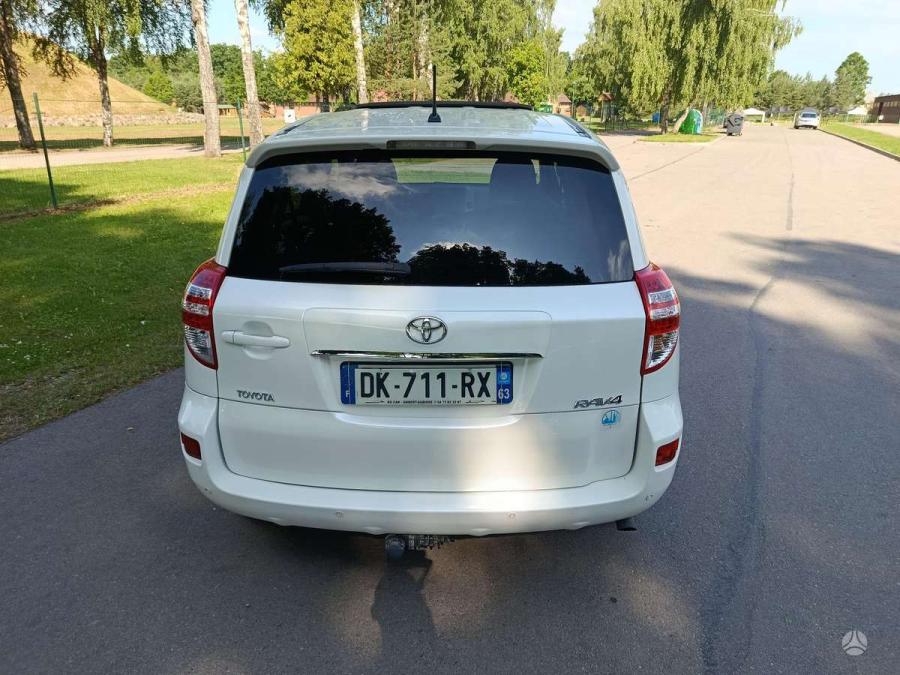 Balts Toyota RAV4 2011 Tauragė, ar dzinēja tilpumu 2.20 L un nobraukumu 230 tūkst. km par 7300 €, foto 12 vietnē AUTOMOTO.COM.LV