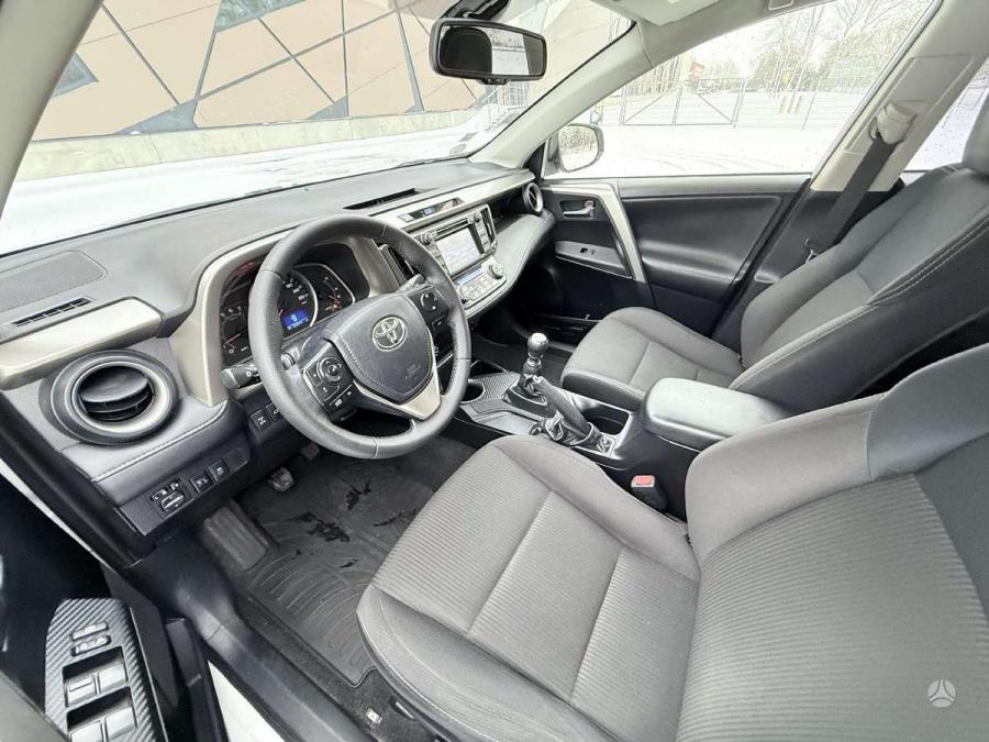 Balts Toyota RAV4 2015 Šauļi, ar dzinēja tilpumu 2.20 L un nobraukumu 234 tūkst. km par 10200 €, foto 23 vietnē AUTOMOTO.COM.LV