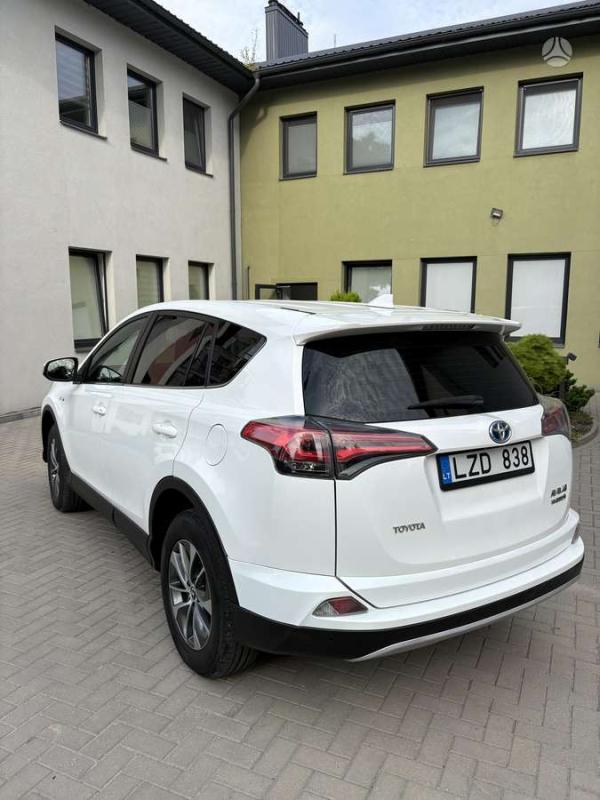Toyota RAV4 2016 in Marijampole on AUTOMOTO.COM.LV White Toyota RAV4 2016 in Marijampole, with an engine capacity of 2.49 L and mileage of 247 thousand km for 15500 €, photo 3 on AUTOMOTO.COM.LV