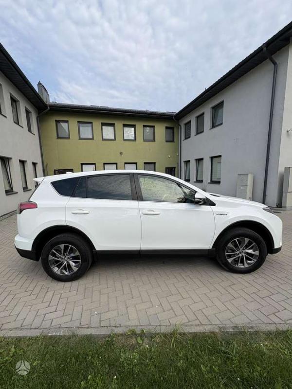 Toyota RAV4 2016 in Marijampole on AUTOMOTO.COM.LV White Toyota RAV4 2016 in Marijampole, with an engine capacity of 2.49 L and mileage of 247 thousand km for 15500 €, photo 4 on AUTOMOTO.COM.LV