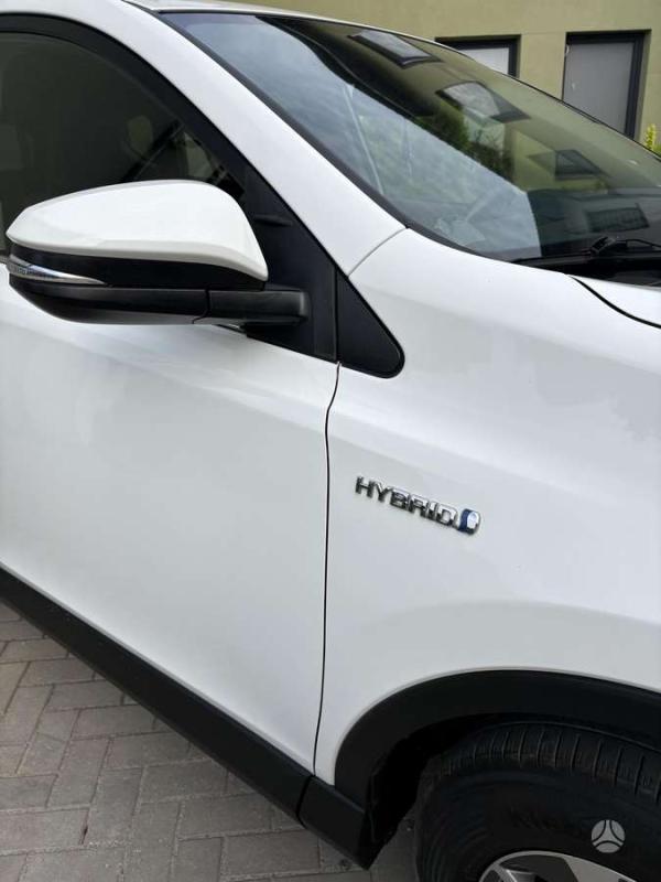 Toyota RAV4 2016 in Marijampole on AUTOMOTO.COM.LV White Toyota RAV4 2016 in Marijampole, with an engine capacity of 2.49 L and mileage of 247 thousand km for 15500 €, photo 5 on AUTOMOTO.COM.LV