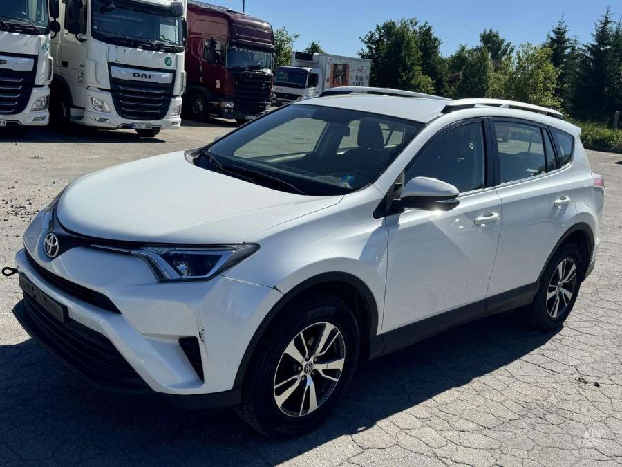 White Toyota RAV4 2017 in Siauliai, with an engine capacity of 2.00 L and mileage of 250 thousand km for 8100 €, photo 3 on AUTOMOTO.COM.LV