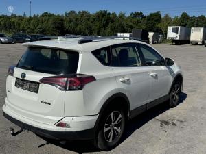 White Toyota RAV4 2017 in Siauliai, with an engine capacity of 2.00 L and mileage of 250 thousand km for 8100 €, photo 4 on AUTOMOTO.COM.LV