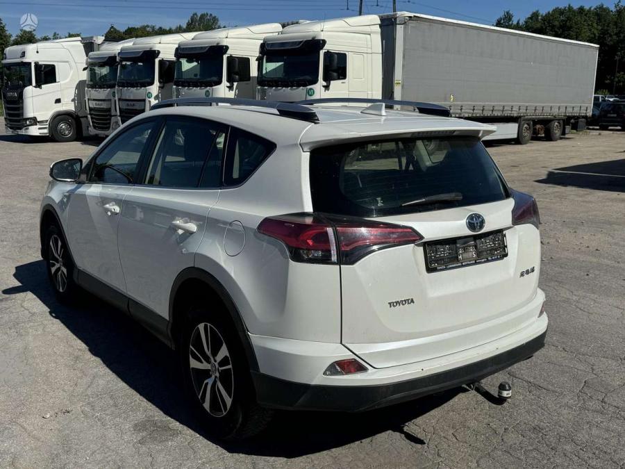 White Toyota RAV4 2017 in Siauliai, with an engine capacity of 2.00 L and mileage of 250 thousand km for 8100 €, photo 5 on AUTOMOTO.COM.LV